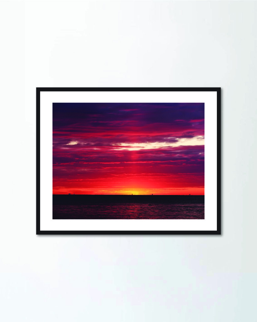 รูปภาพพร้อมกรอบแขวนผนัง Colorful red sunset sunrise at sea - PENNELLO